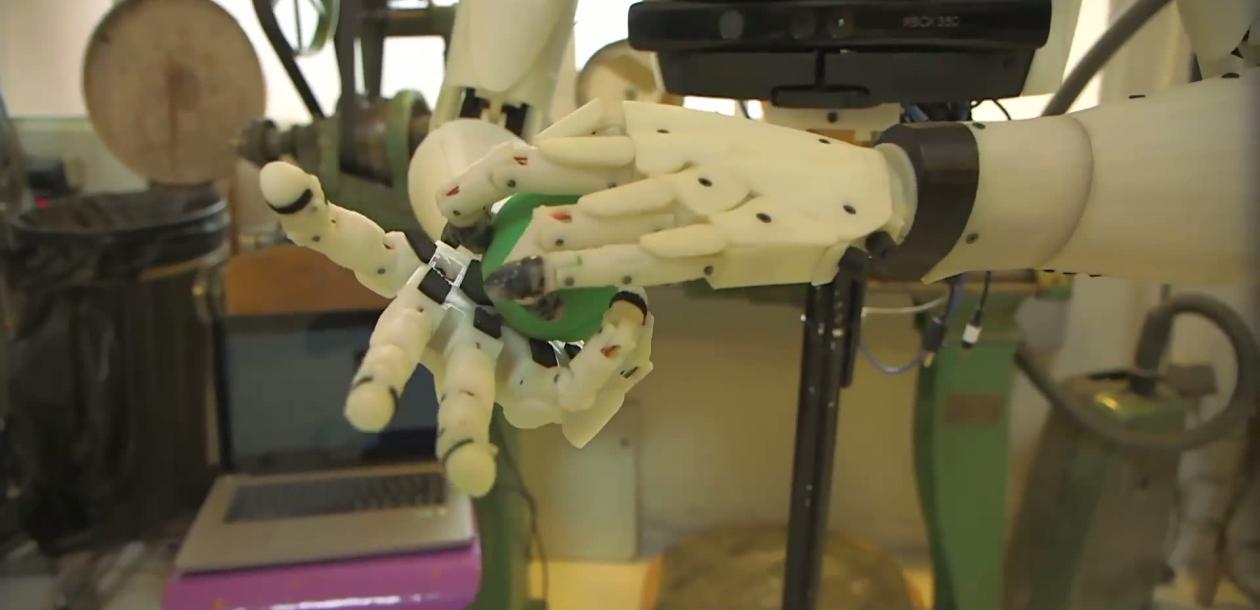 Une prothèse bionique "maison" | Le blob, l'extra-média