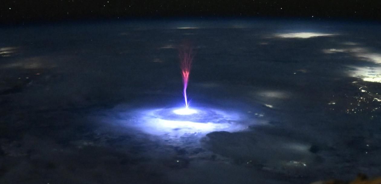 Un éclair géant photographié depuis l’espace : un phénomène rarissime ...